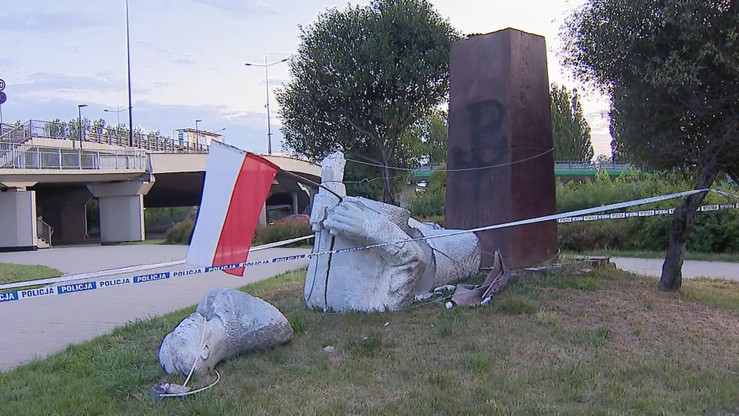Przewrócony pomnik gen. Berlinga w Warszawie. Słomka: "zniesiony ...