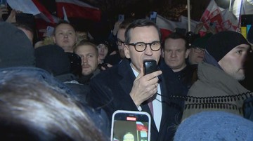 Protest pod TVP. Były premier mówił o "pełzającym zamachu stanu ...