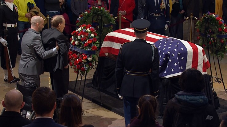 Wzruszający moment podczas pożegnania George'a H. W. Busha. 95-letni ...