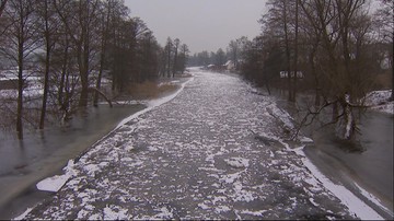Wylała rzeka Pisa na Podlasiu. Woda dotarła do gospodarstw i zamarzła ...